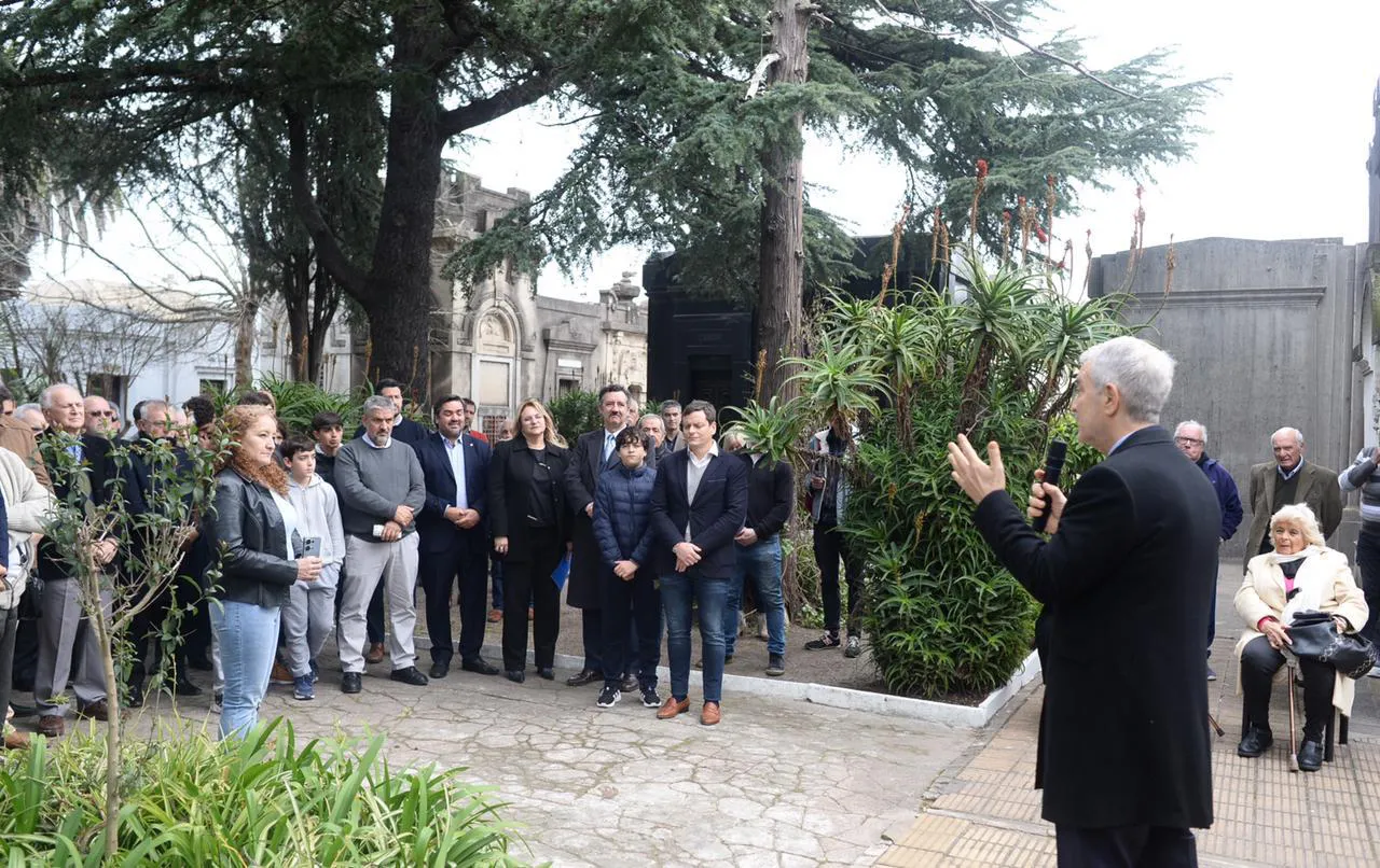 A 43 años del fallecimiento de Balbín, radicales y peronistas platenses se mostraron en unidad